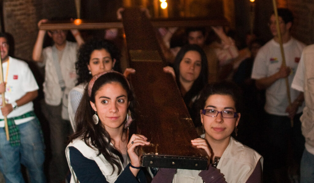 Jóvenes toledanos acogen la Cruz - Alfa y Omega