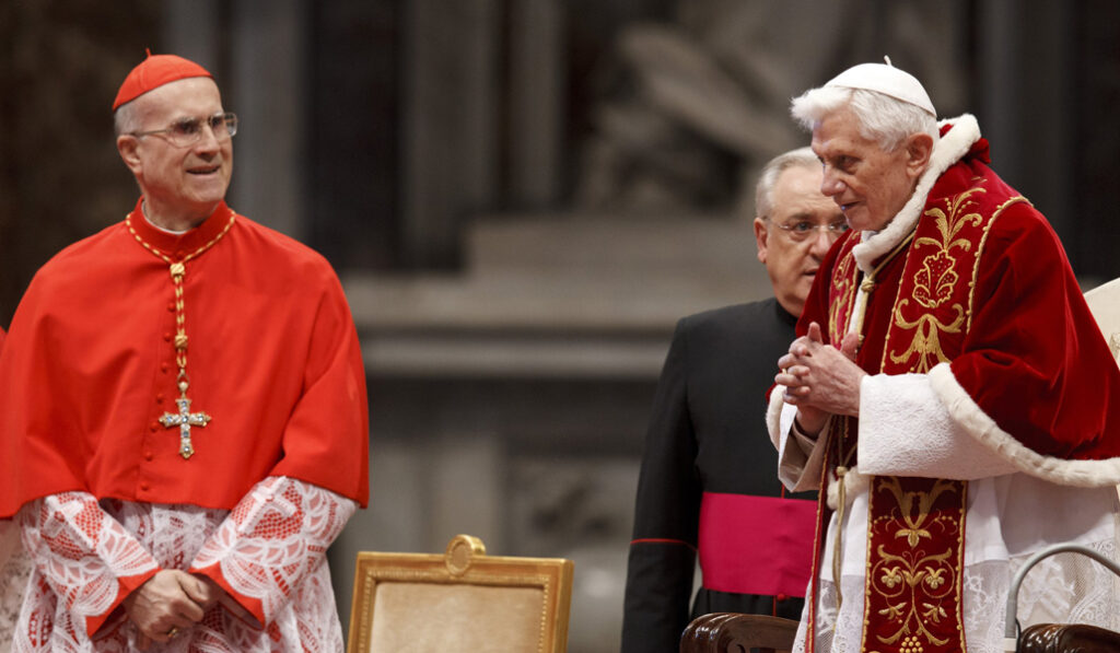 El cardenal Bertone intentó convencer a Benedicto XVI para que no ...