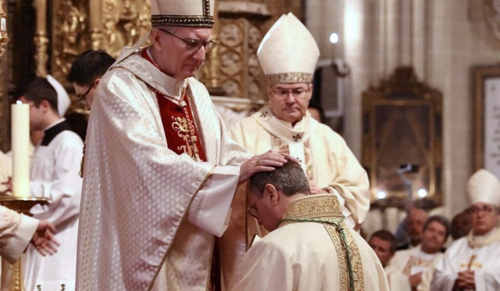 El cardenal Parolin ordena arzobispo al español Alejandro Arellano ...
