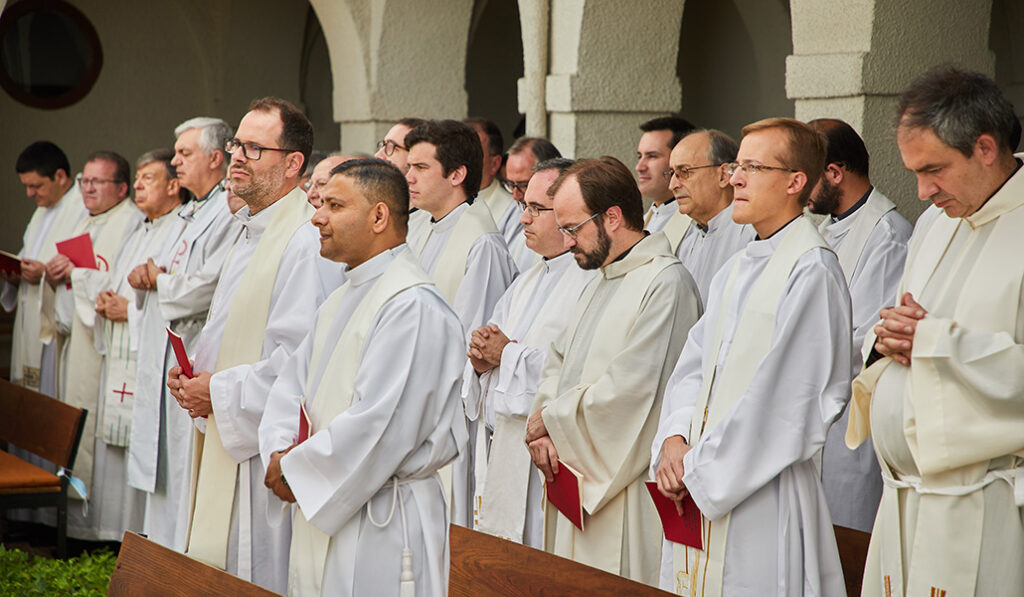 50 años celebrando a Cristo Sacerdote - Alfa y Omega