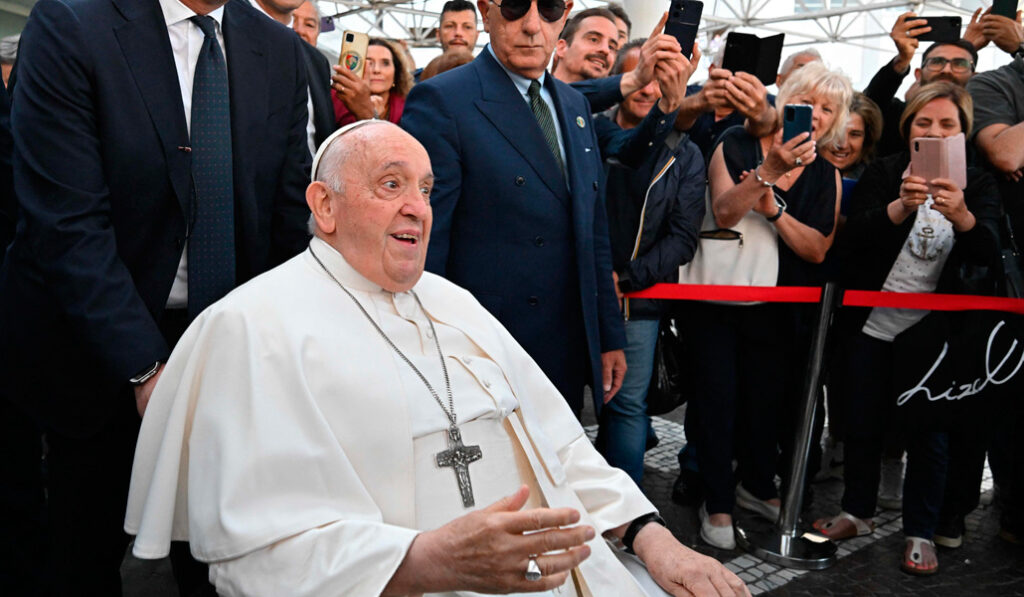 El Papa Francisco sale del hospital: «Sigo vivo» - Alfa y Omega
