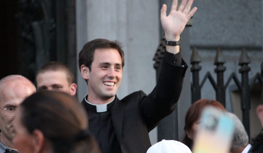 El sacerdote más joven de España tiene 24 años y trabaja en Vallecas ...