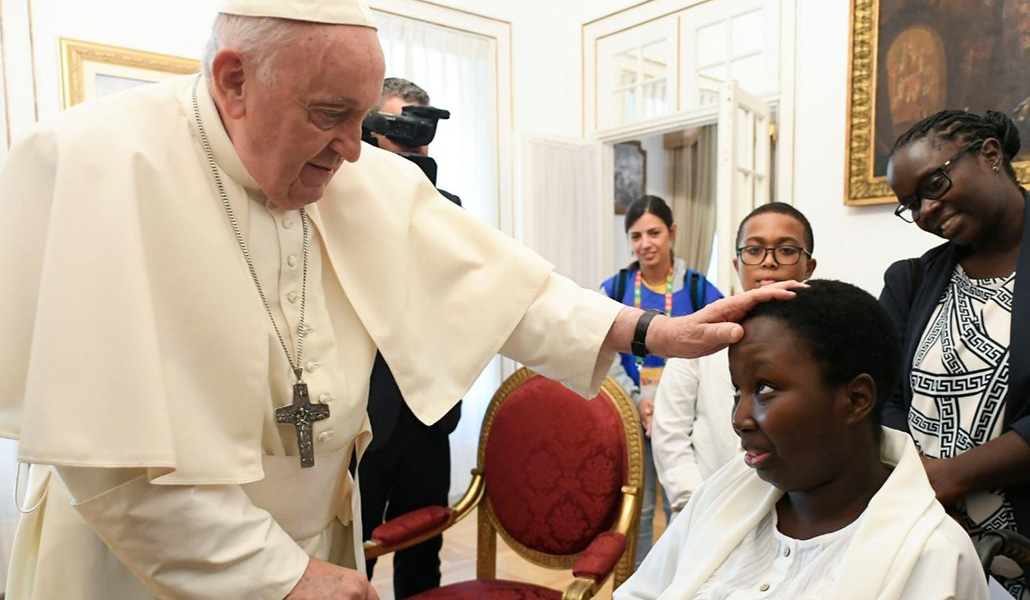 El Papa improvisa un discurso porque le fallan las gafas - Alfa y Omega