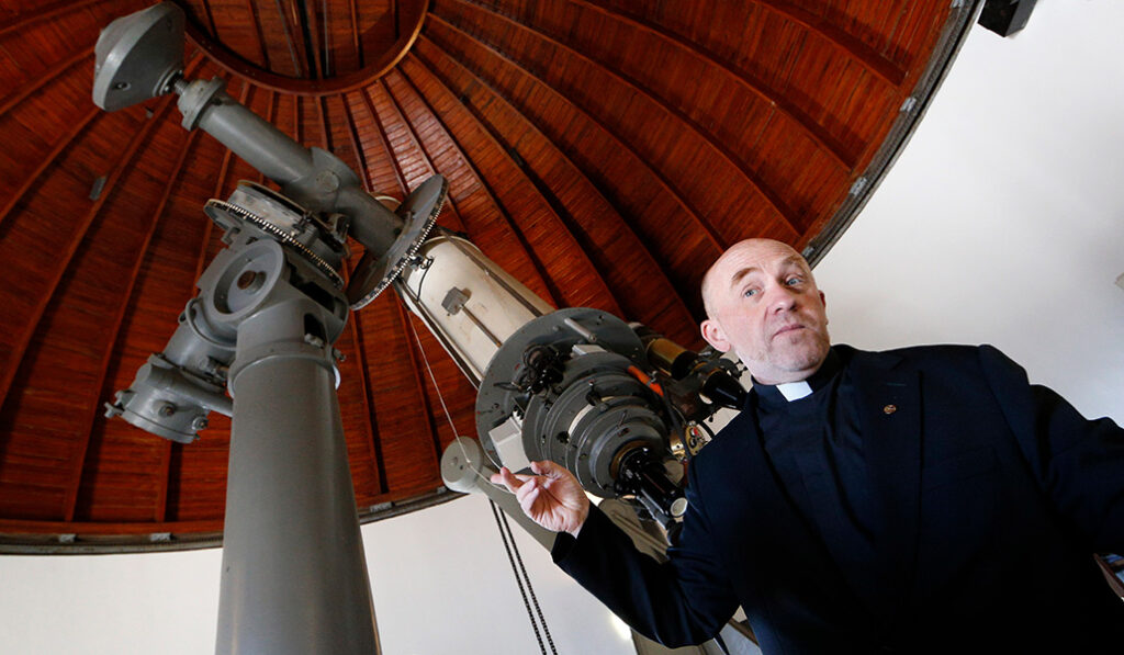 Gabriele Gionti: «El big bang fue un tema de frontera entre la ciencia ...