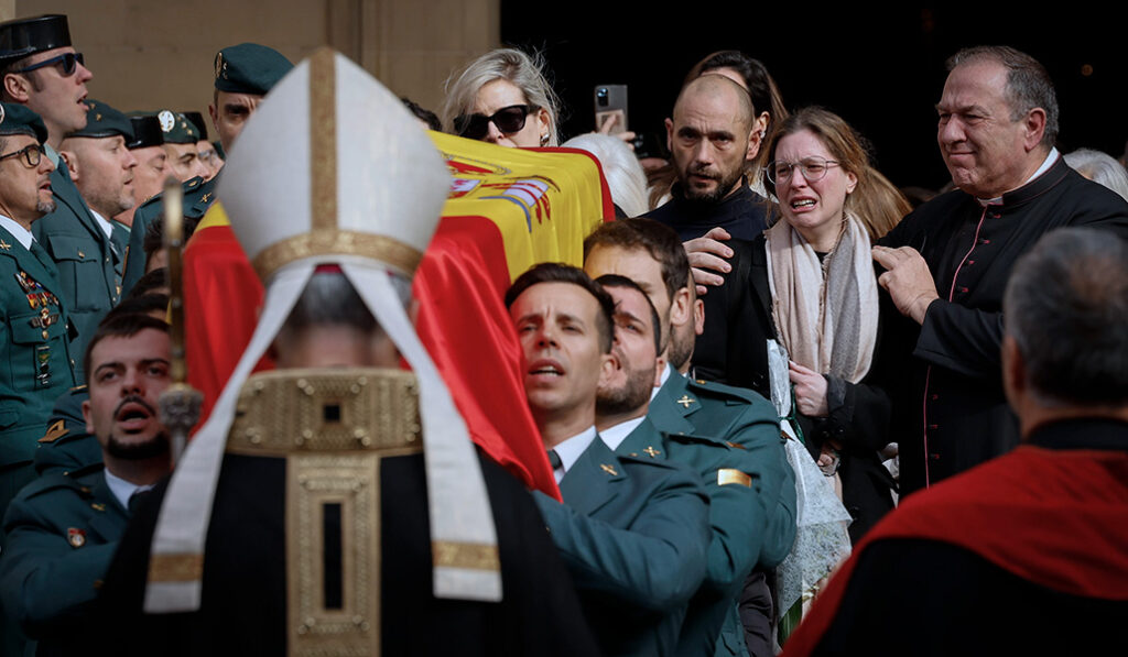 La Iglesia arropa a los familiares de los guardias civiles de Barbate