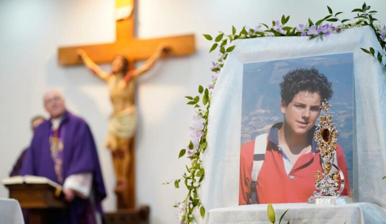 Francisco se reunirá con los cardenales para decidir cuándo canonizar a ...