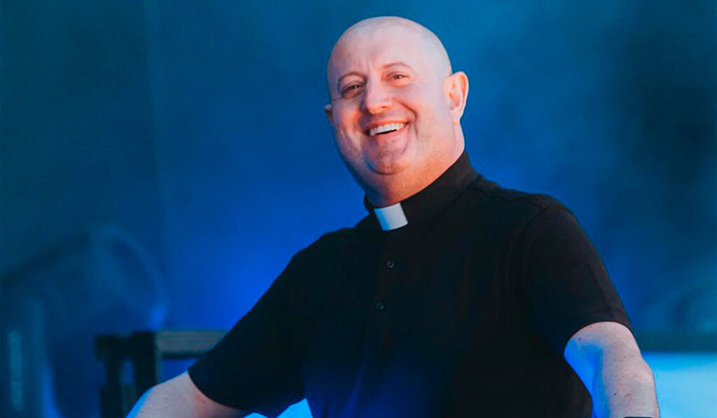 El padre Guilherme cumple 25 años de sacerdote pinchando en Ibiza ...