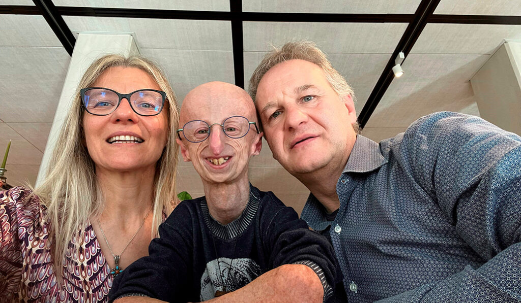 La asombrosa vida de Sammy Basso «abrazada como vino» - Alfa y Omega