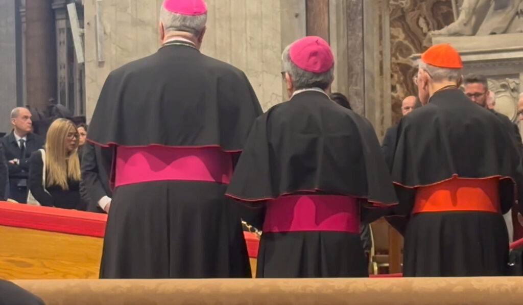 El presidente y el secretario general de la CEE acuden a la capilla ...