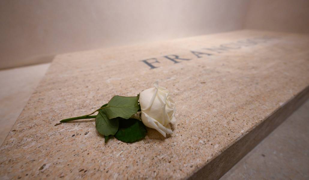 La nueva meta de peregrinación en Roma: la tumba del Papa Francisco ...