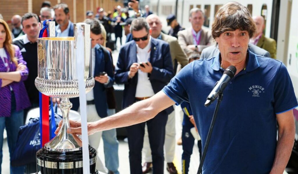 El delantero Julio Salinas protesta contra la censura de los escudos ...