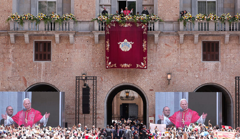 León XIV encomienda su ministerio a la moreneta y pide «renunciar a la ...