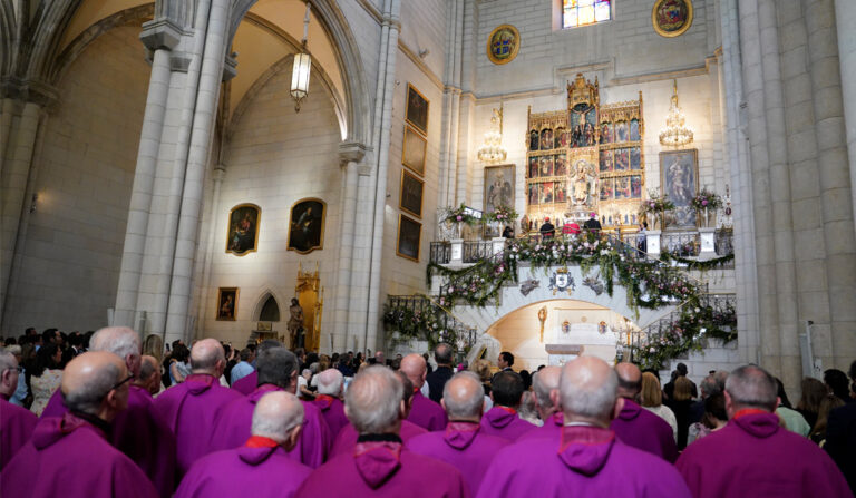 Emoción contenida en la Almudena al ver al León XIV entregar la Rosa de ...