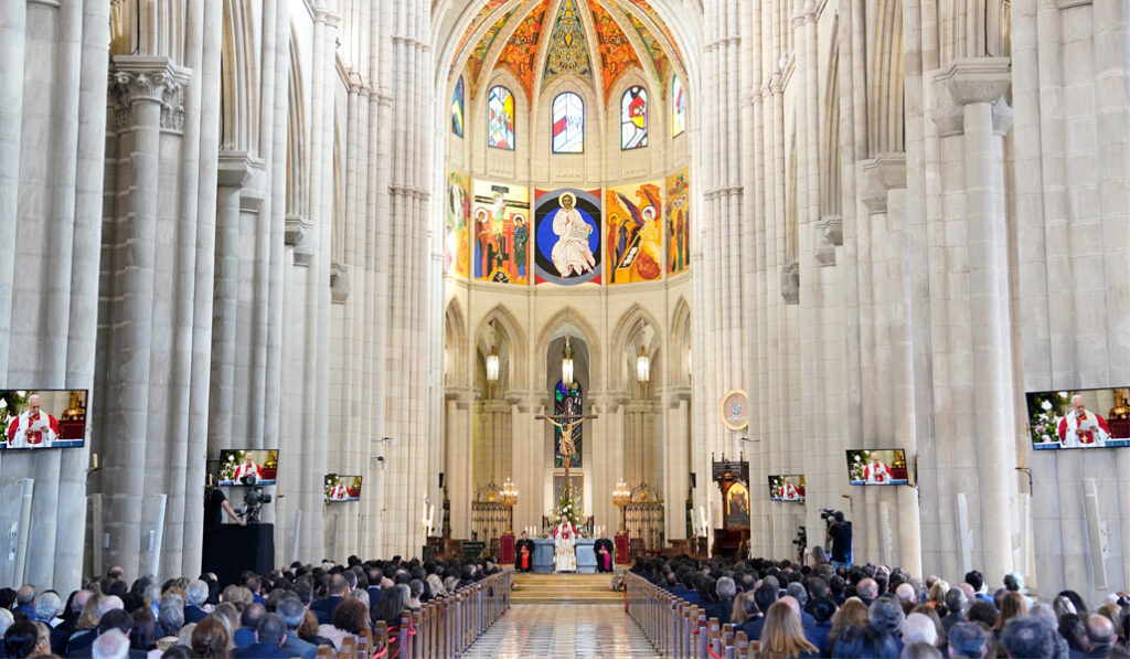 Emoción contenida en la Almudena al ver al León XIV entregar la Rosa de ...