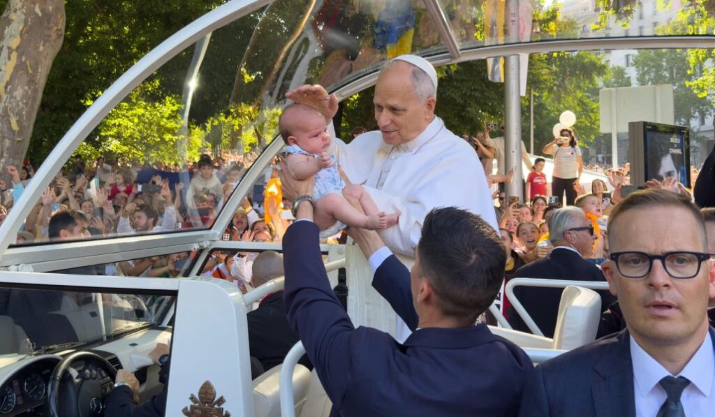 Tras ser bendecida por el Papa, «ojalá Sara sea una niña buena, pero ...